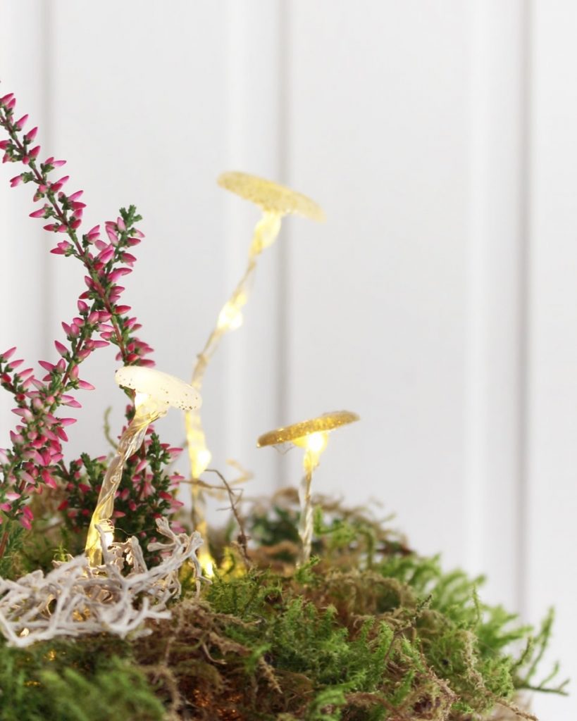 Leuchtende Pilze mit Heißkleber und Glitzer basteln